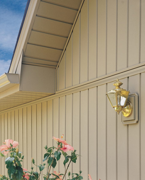 CLASSIC STYLING WITH VARIGRAIN AND TIMBER OAK VINYL SIDING BY VARIFORM ...